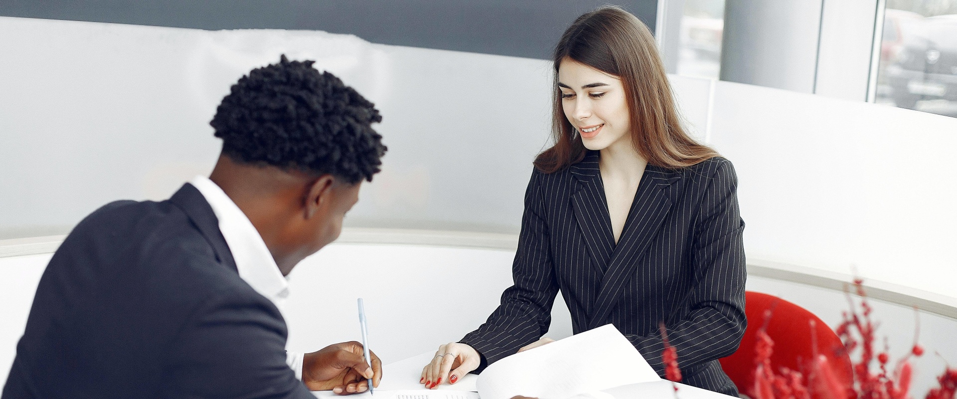 What are the requirements to be a real estate agent?